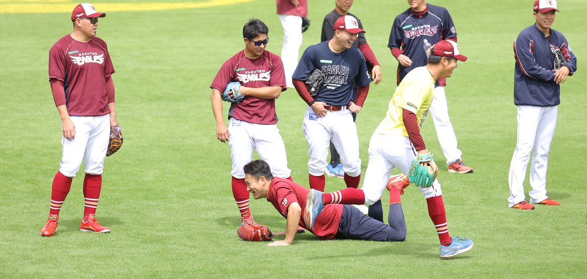 サンスポ×EAGLES on Twitter: "【楽天ｰ西武】25日、鈴木翔天投手にイタズラを仕掛ける田中将大投手ですが、見事にかわされた模様。https://sanspo.com ...