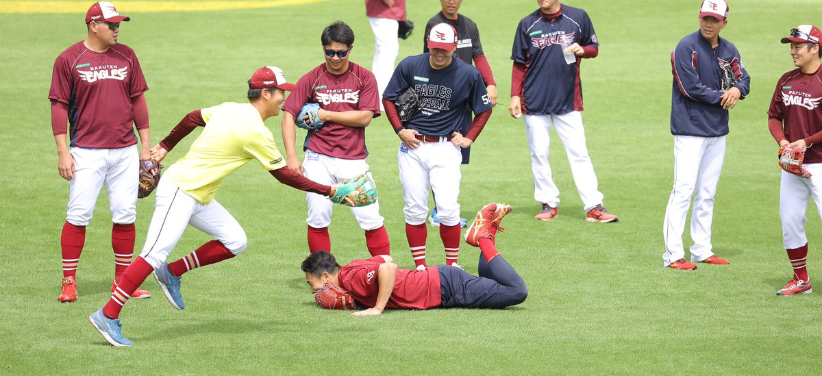 サンスポ×EAGLES on Twitter: "【楽天ｰ西武】25日、鈴木翔天投手にイタズラを仕掛ける田中将大投手ですが、見事にかわされた模様。https://sanspo.com ...