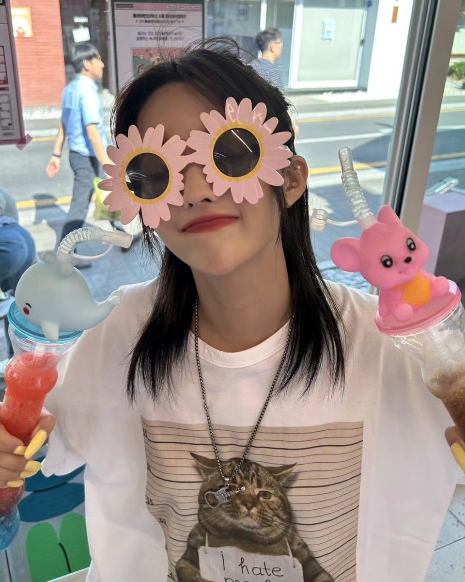 ʟɪᴀᴏ On Twitter 呃啊太喜歡在愛駒出沒的小娟了 至少有寶的生存報告而且看到娟走出戶外就好開心(我是家長嗎) 然後娟上傳的照片真的超可愛!超小小!完全是忙內賴😫🥺🫠🫶(放進口袋)