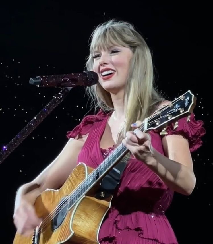 Taylor antes de cantar Dear John. “Tengo 33 años, todos crecimos y ya ...