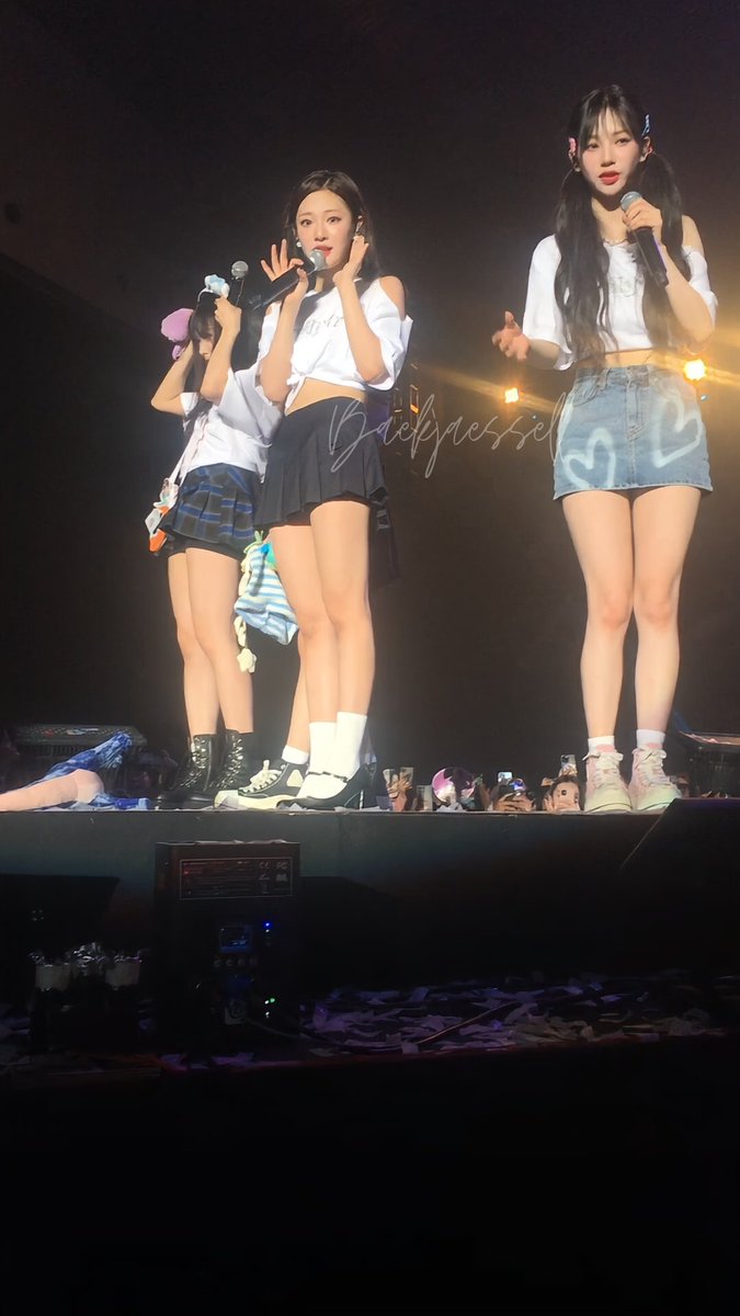 Sal ‘ㅅ’ on Twitter: "[230624] aespa - SYNK Hyperline in JKT Ningning really waving & looking at ...