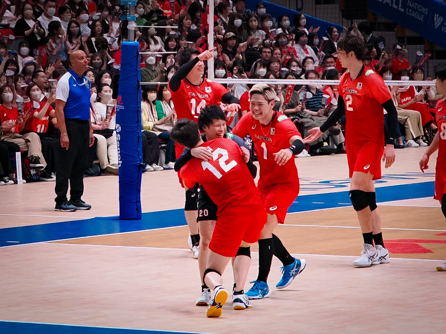 こより🧊🐧 on Twitter: "頑張りすぎの人！ 捕獲します！笑 #龍神NIPPON #山本智大 選手 #髙橋藍 選手 https://t.co/MFOOYuXqMI" / Twitter