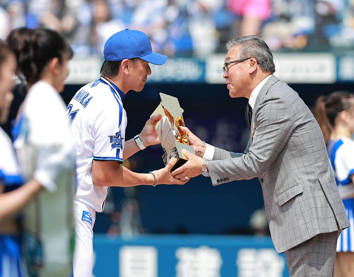 スポーツ報知 プロ野球取材班 on Twitter: "【 #DeNA 】交流戦Vセレモニー 優勝トロフィー＆賞金3000万円授与 優秀選手賞・牧秀悟に100万円 #DeNAベイスターズ ...