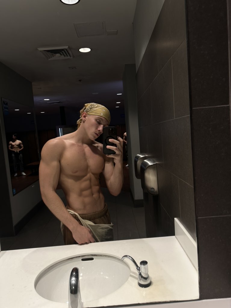 Blake Hoffman on Twitter: "Do you like a big chest?;)"
