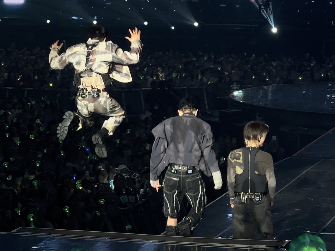 Maira | SHINee Month💎💎💎💎💎 on Twitter: "The back shots of Minho’s jump are just as insane as the ...