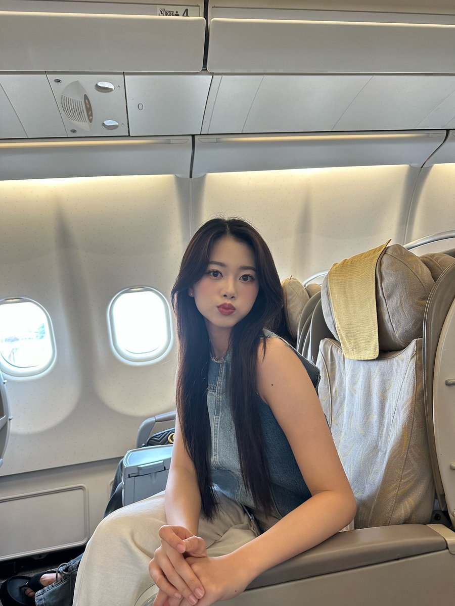 CLASS:y GLOBAL on Twitter: "RT @member_classy: [#지민] 비행기에서 ️🩵 #CLASSy #클라씨 #JIMIN"