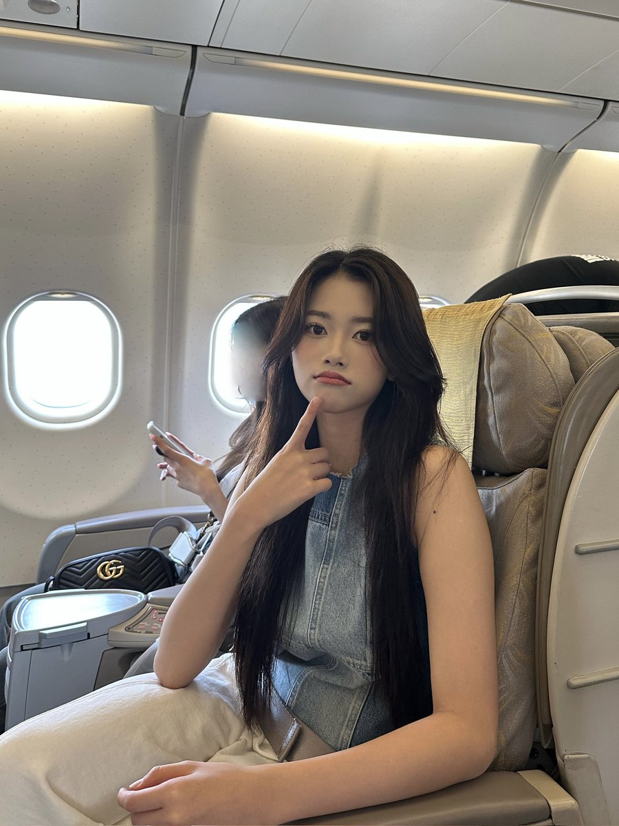CLASS:y GLOBAL on Twitter: "RT @member_classy: [#지민] 비행기에서 ️🩵 #CLASSy #클라씨 #JIMIN"