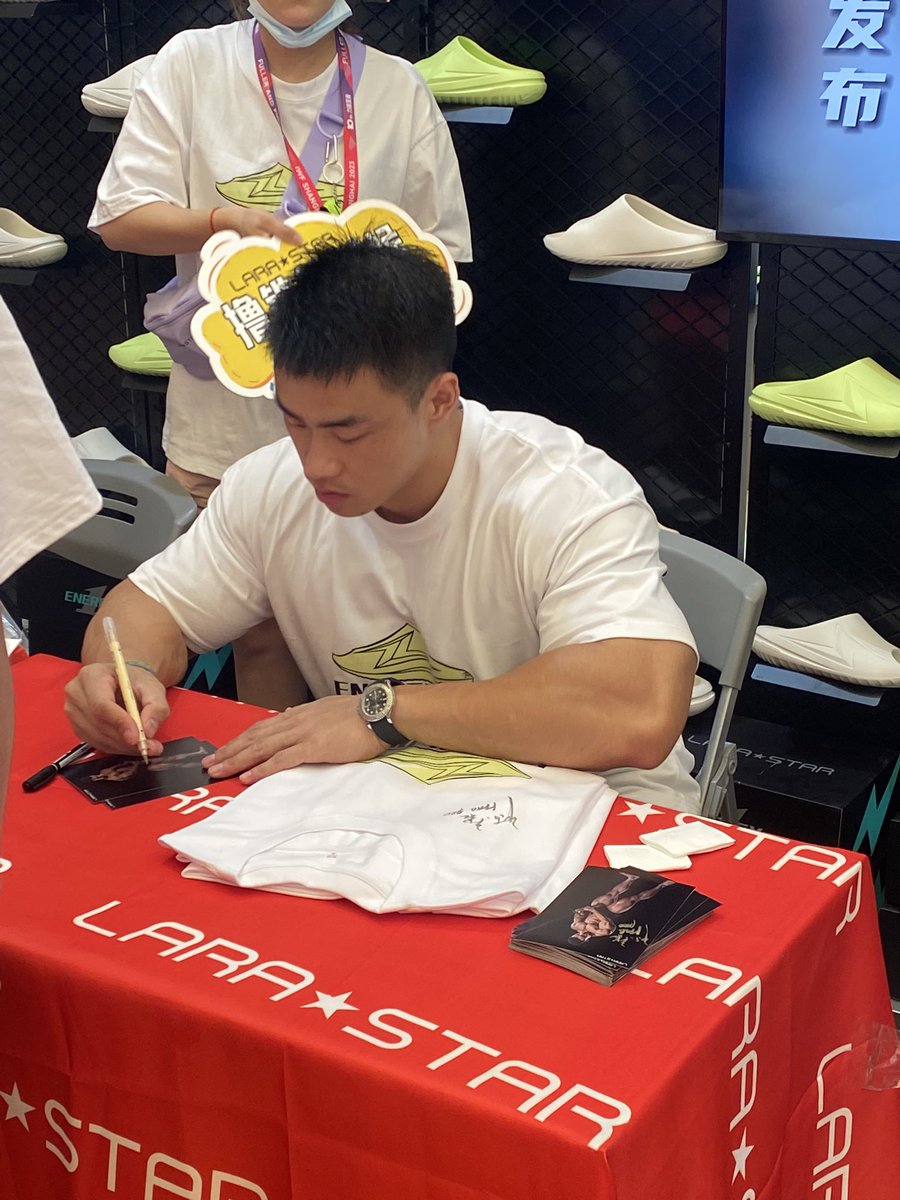 真实直男控 On Twitter 虽然我不是健身圈子的,不过能在现场看到这些健身大佬还是很养眼的。妈的!尤其是陈康!究竟是哪个女人在吃啊!馋死了!