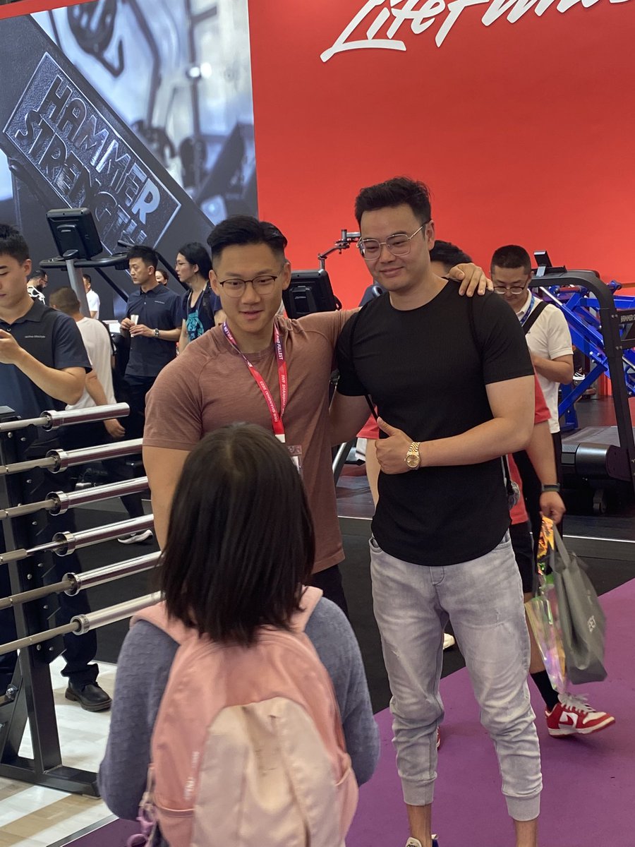 真实直男控 On Twitter 虽然我不是健身圈子的,不过能在现场看到这些健身大佬还是很养眼的。妈的!尤其是陈康!究竟是哪个女人在吃啊!馋死了!