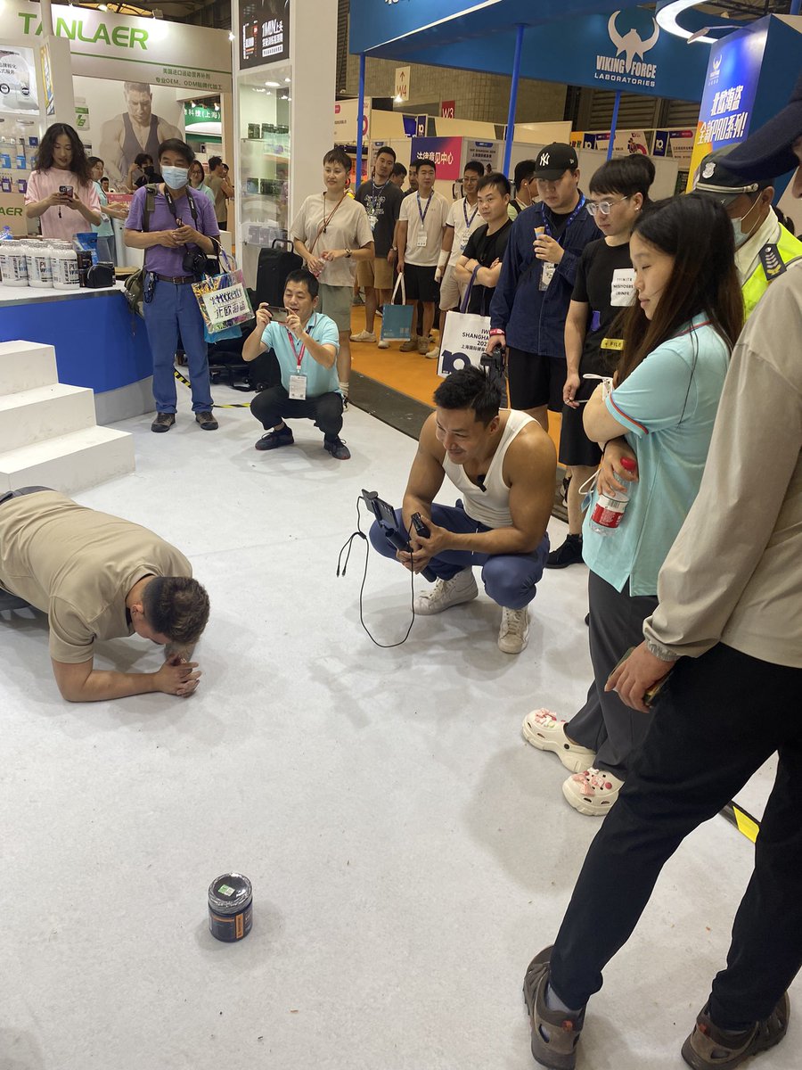 真实直男控 On Twitter 虽然我不是健身圈子的,不过能在现场看到这些健身大佬还是很养眼的。妈的!尤其是陈康!究竟是哪个女人在吃啊!馋死了!