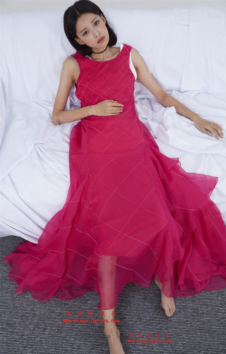 mingxinglove on Twitter: "#孙怡 为VOGUE拍摄的封面大片花絮照片，性感露肩裙，光脚造型，放大可看清肌肤纹理，高清8K分辨率原图无修 #生图 下载 #明星生图 ...