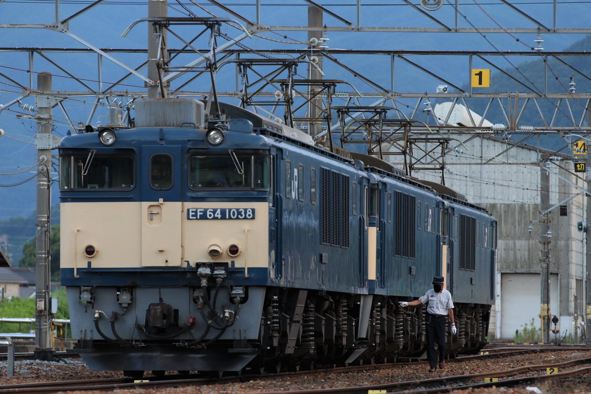 茶々 on Twitter: "80レ EF64 1044+EF64 1039+EF64 1038 塩尻機関区篠ノ井派出での出区点検から篠ノ井駅発車まで見送ってきました。 出区点検の流れ、乗務 ...