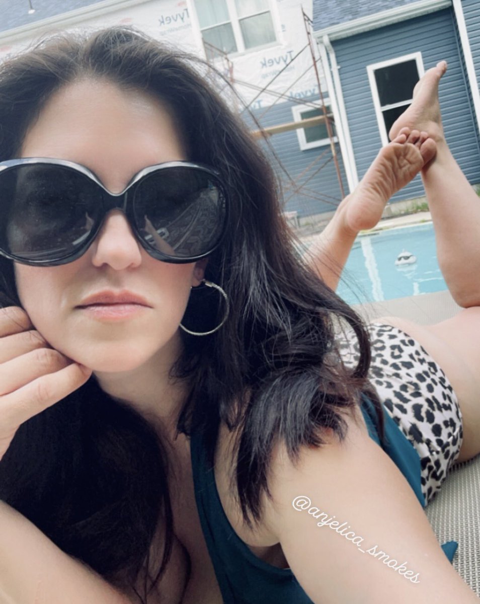 Mistress Anjelica ๐ ๐ On Twitter Guess Whos Hanging Out By The Pool Today ๐๐ฆ๐ฆถ๐ผ