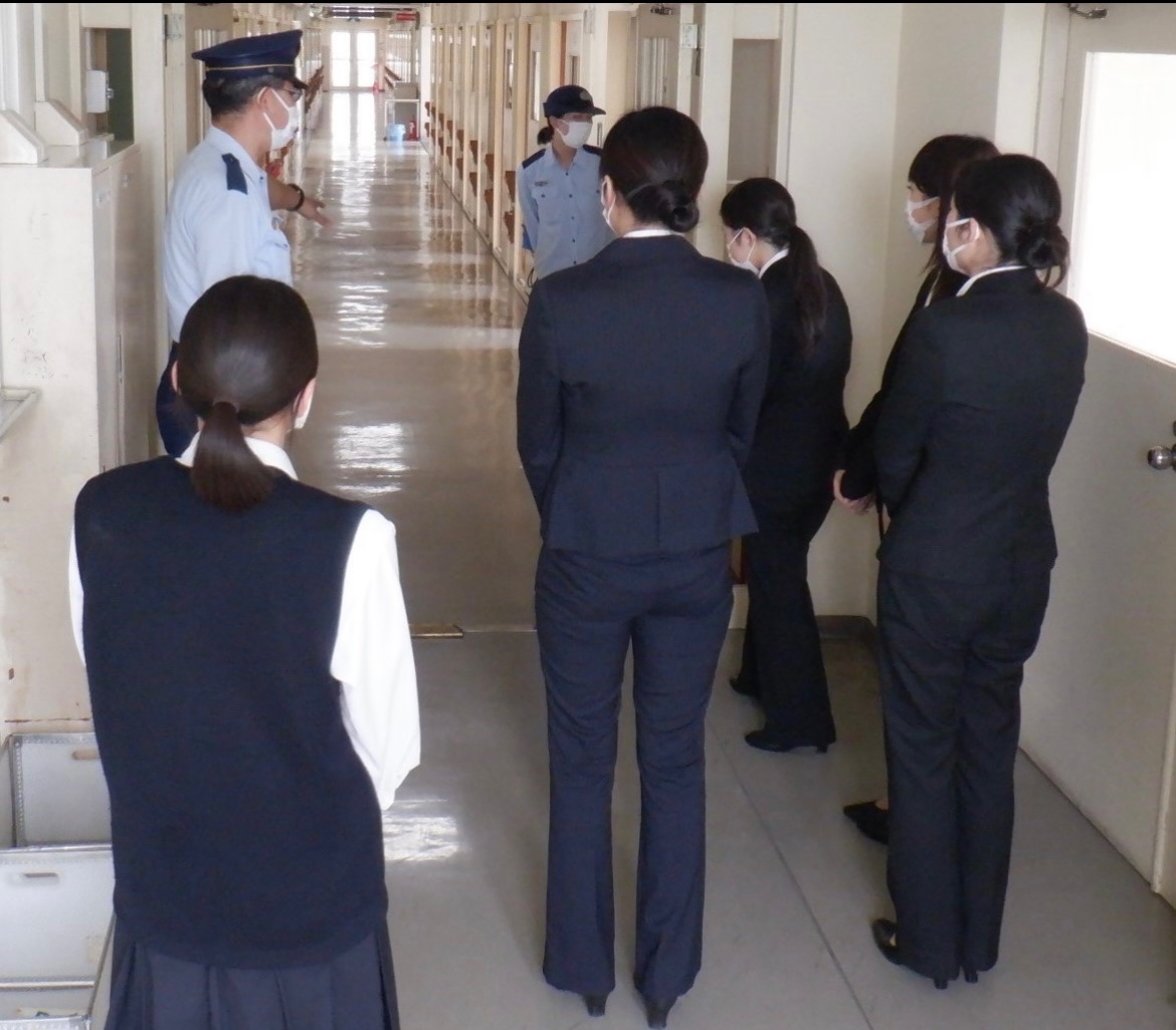 はるか On Twitter Rt 2kfmifzp0dfdxkr 将来女性刑務官を目指す学生さん達。 女子刑務所内を見学して将来自分が勤務する姿を想像していると思います。 罪を犯した