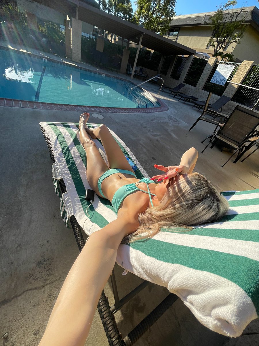 keℓℓi beℓℓi♛ on Twitter: "☀️🩵🌴 trying to catch some rays"