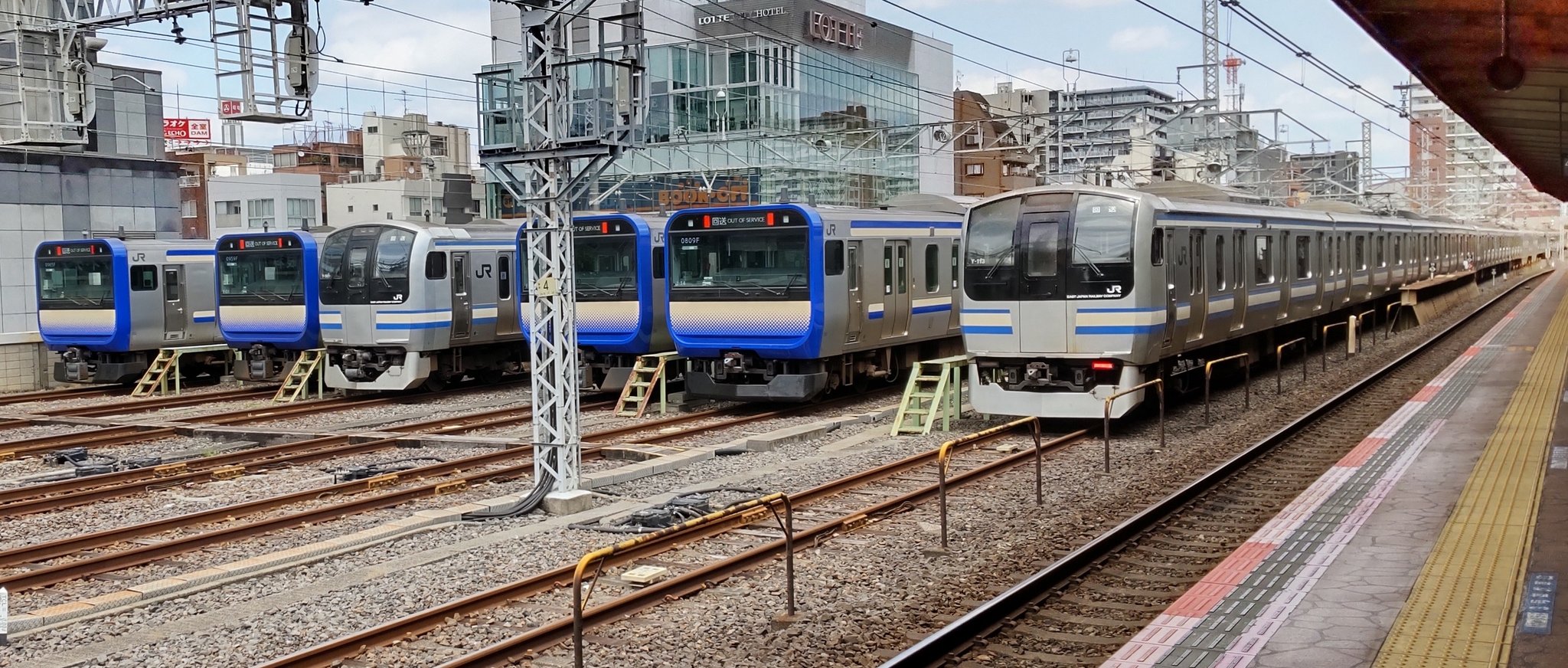 YUSUKE 🍥 on Twitter: "ついでに別アングルも！ 並んでいるのは横須賀・総武快速線のE217系とE235系1000番台。 E217系は引退の時期も刻一刻と迫っており、本数も ...