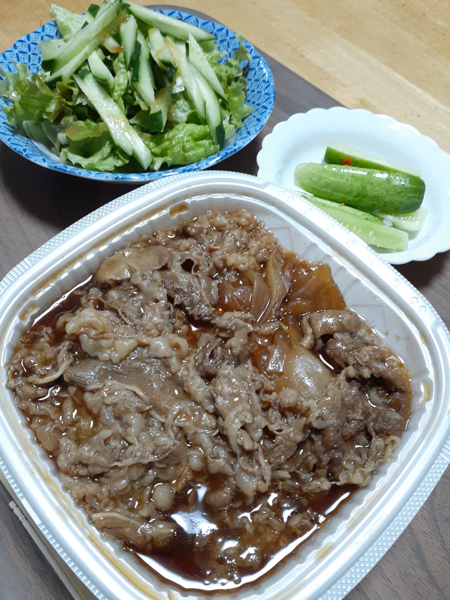 Guttyo on Twitter: "『#熟成たれの牛めし(#セブンイレブン)』(塩分1.8g) +タイ胡瓜の漬け物(同0.1g) +サラダ(同0.2g) 牛肉や玉ねぎに味が染み込んで ...