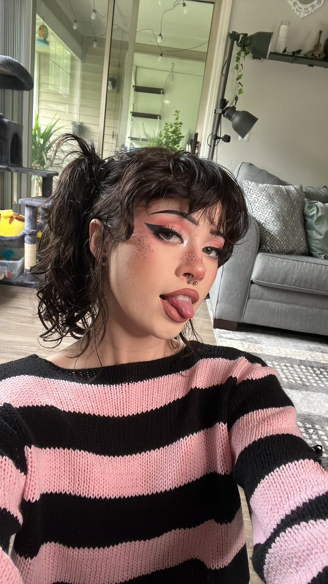 UndeadEm on Twitter: "Lil egirl look today"