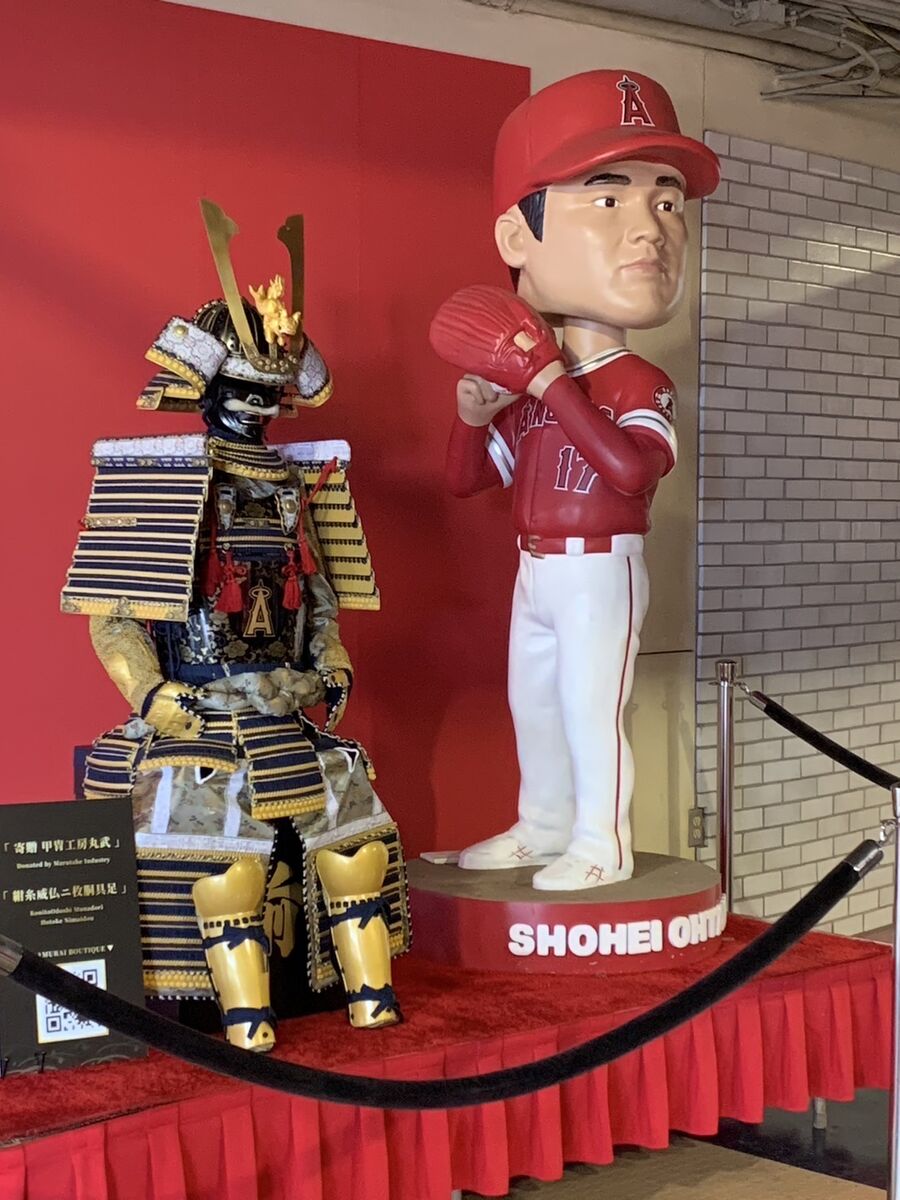 たばささん on Twitter: "RT @SportsHochi: #mlb #エンゼルス 本拠に新たな“映え”スポット #大谷翔平 特大ボブルヘッド横に特製 #mlb #エンゼルス 甲冑 ...