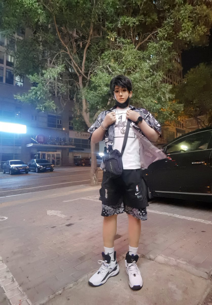 酷酷的小玖 On Twitter 这个天气穿着全身皮外出。真的是没事儿吃饱了撑的。。。 但是一切都是那么的和谐。。。 这几天不是很忙,穿皮外出便成了日常~~~~ 皮紧紧的贴在身体上,没有