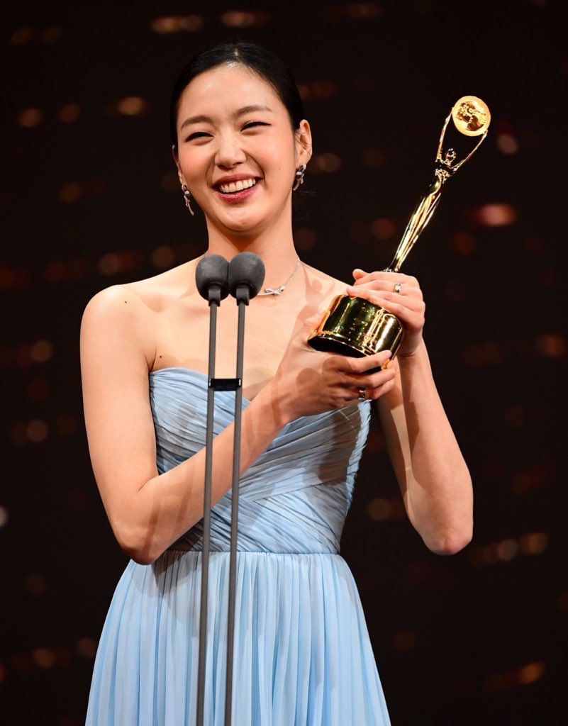 bit on Twitter: "The first Best Actress winner of The Blue Dragon Series Awards, KIM GOEUN 🫶🏻"