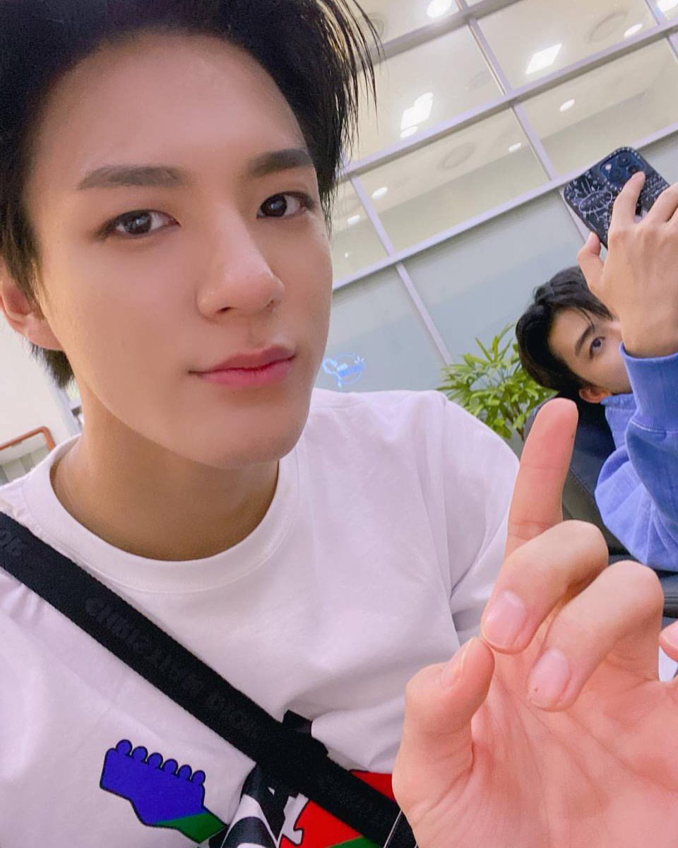 َ on Twitter: "this genre of nomin selca is so funny"