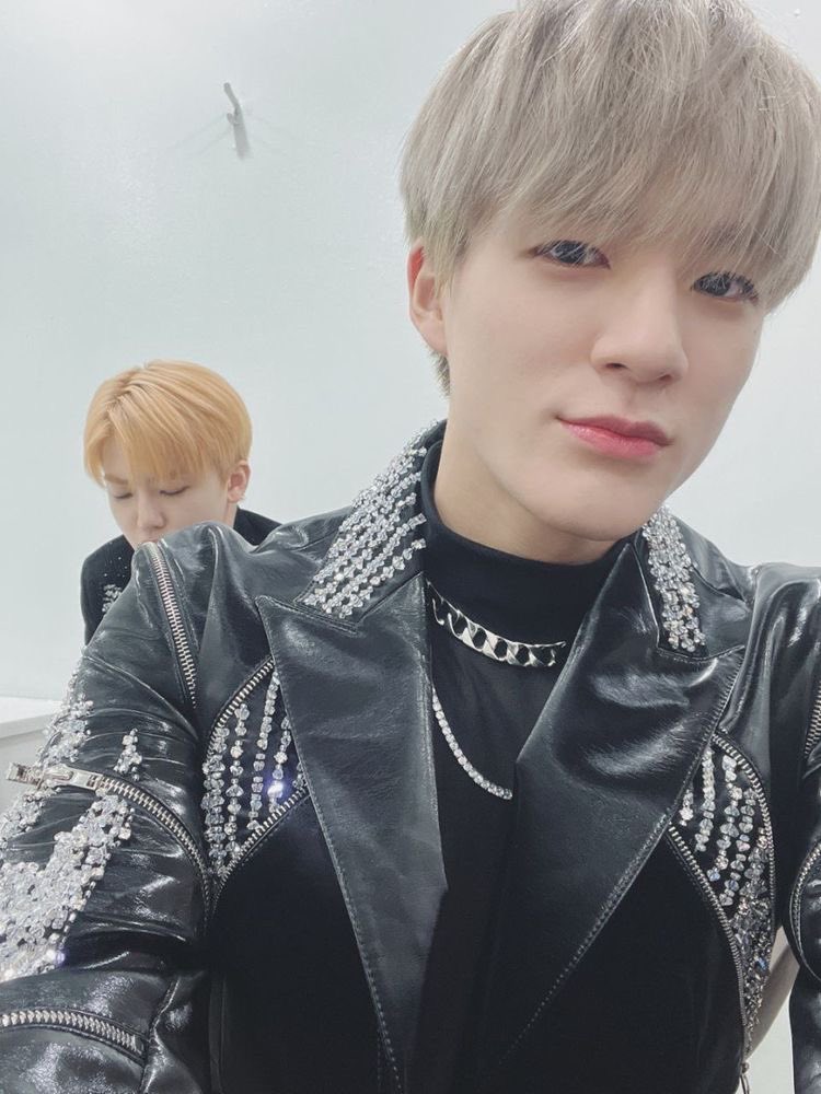 َ on Twitter: "this genre of nomin selca is so funny"