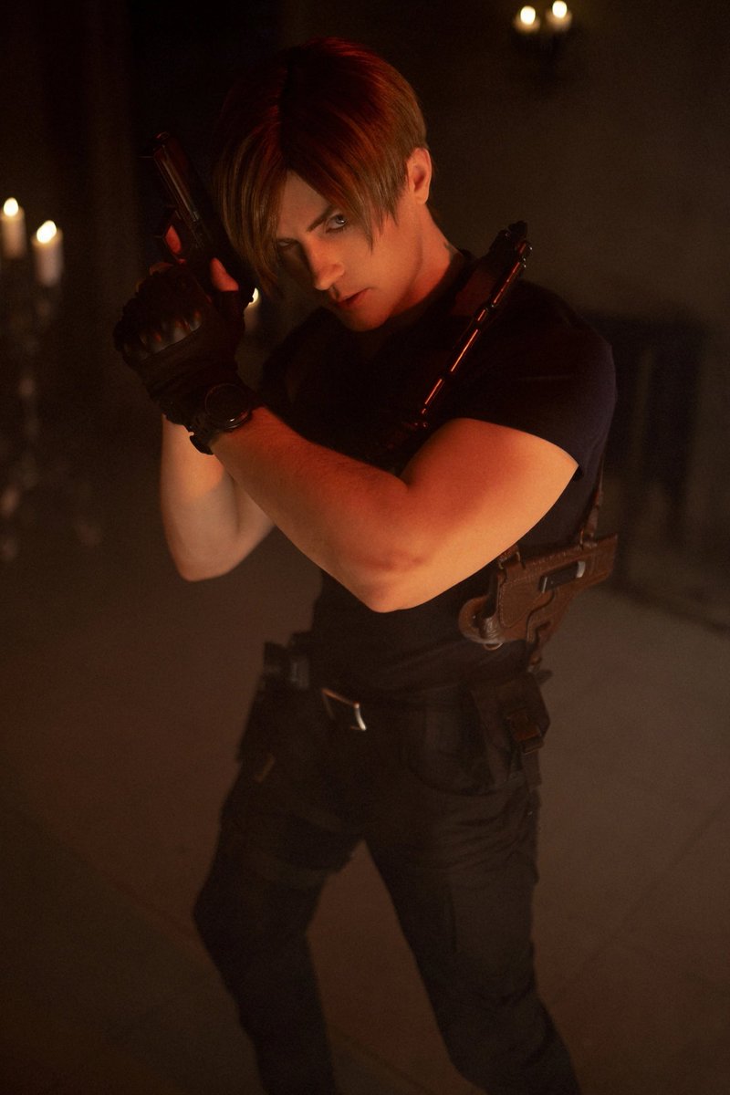 GraysonFin💥 on Twitter: "My Leon Kennedy cos"