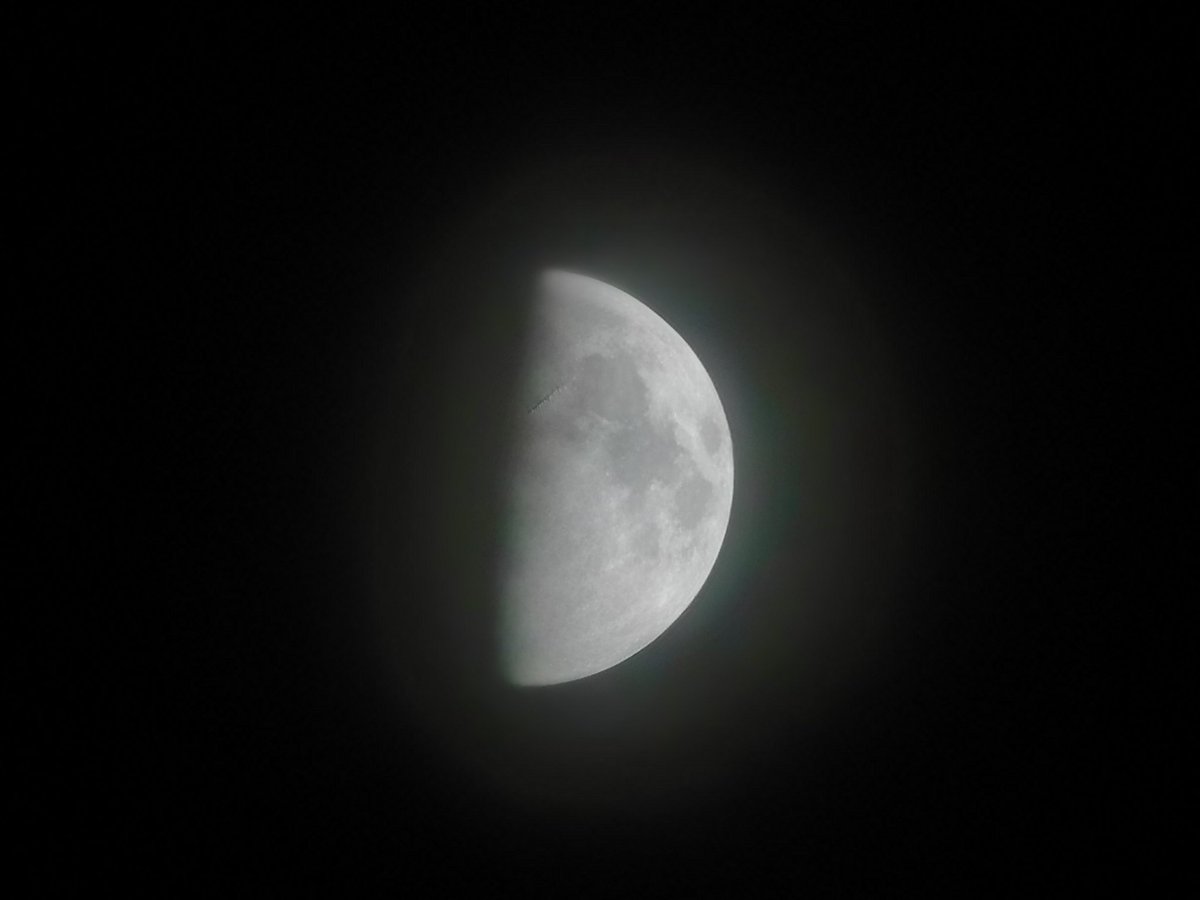 Pawel Gabrysiewicz on Twitter: "Yesterday Monday evening and early night waxing gibbous Moon ...
