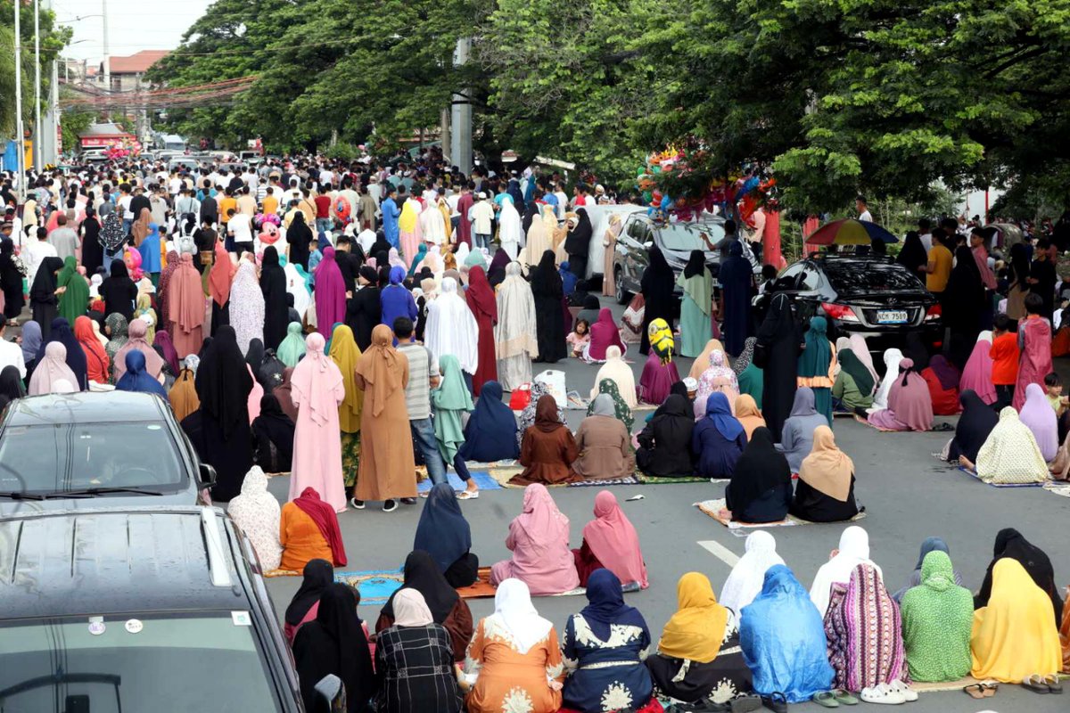 Philippine News Agency on Twitter: "EID MUBARAK. Thousands of Muslim Filipinos gather at the ...