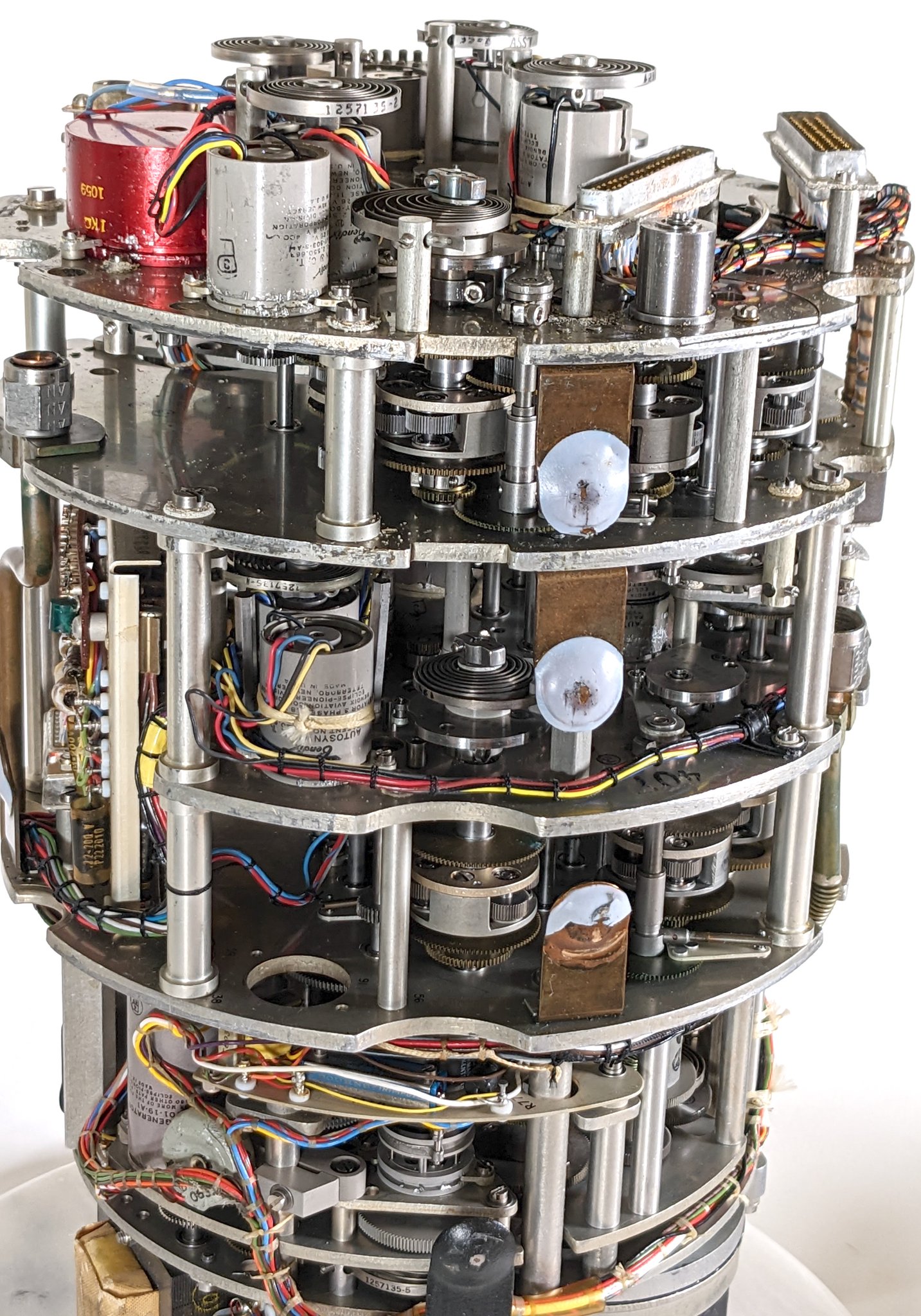 Ken Shirriff on Twitter: "The Bendix Central Air Data Computer is a gear-based analog computer ...