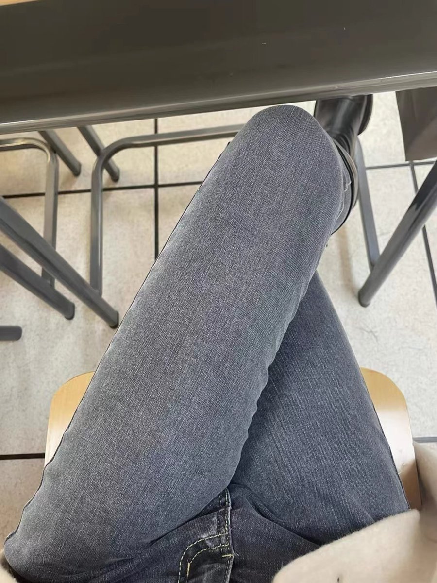 戚戚 On Twitter 新来第一天,浅浅发个腿吧 反差婊 反差女大学生 女大学生 母狗 骚货 射屏 盯射 意淫 内射 牛仔裤