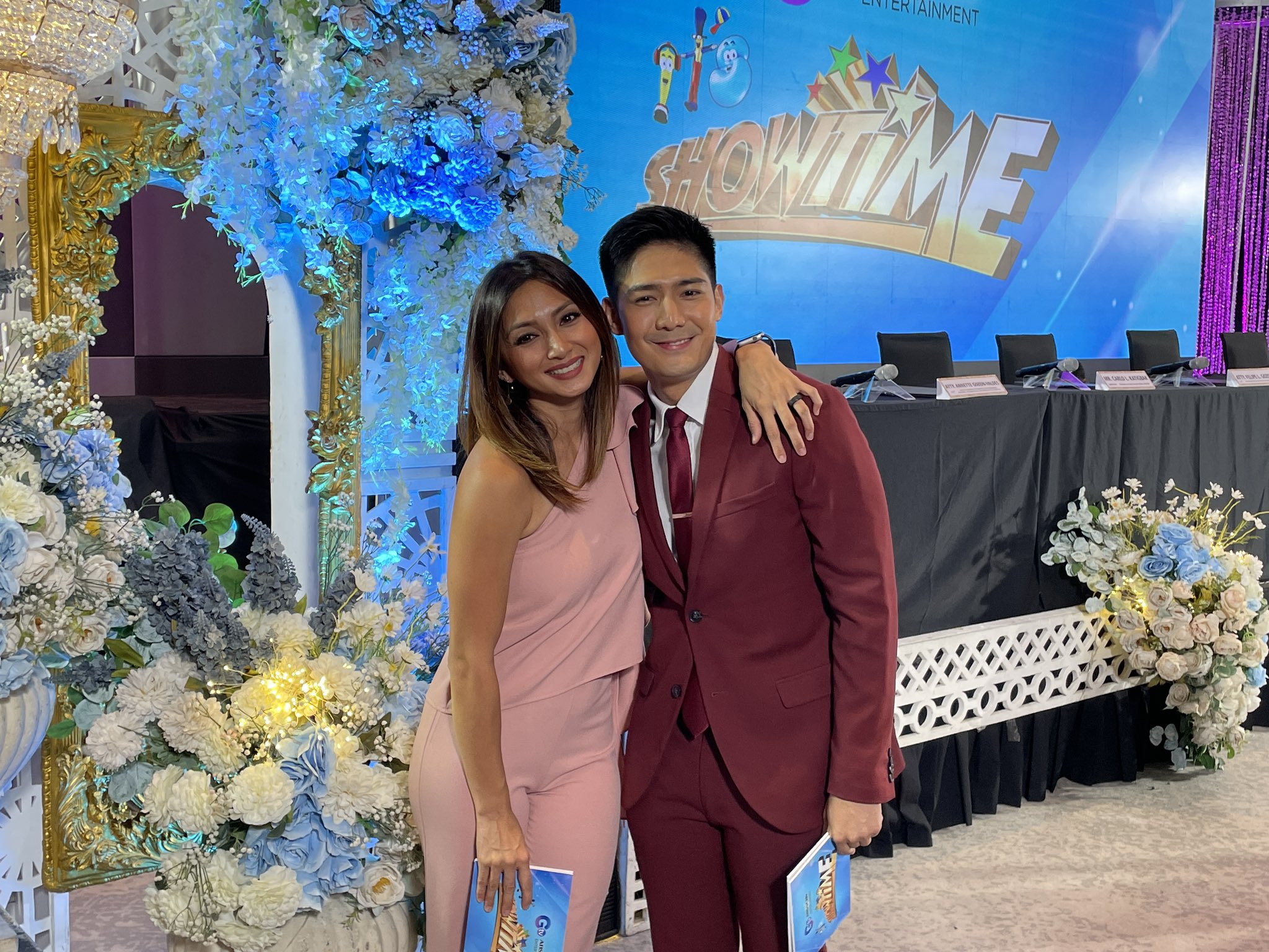 GMA Integrated News on Twitter: "@rjdefeo G na G ang It’s Showtime hosts! Pormal nang pumirma ng ...