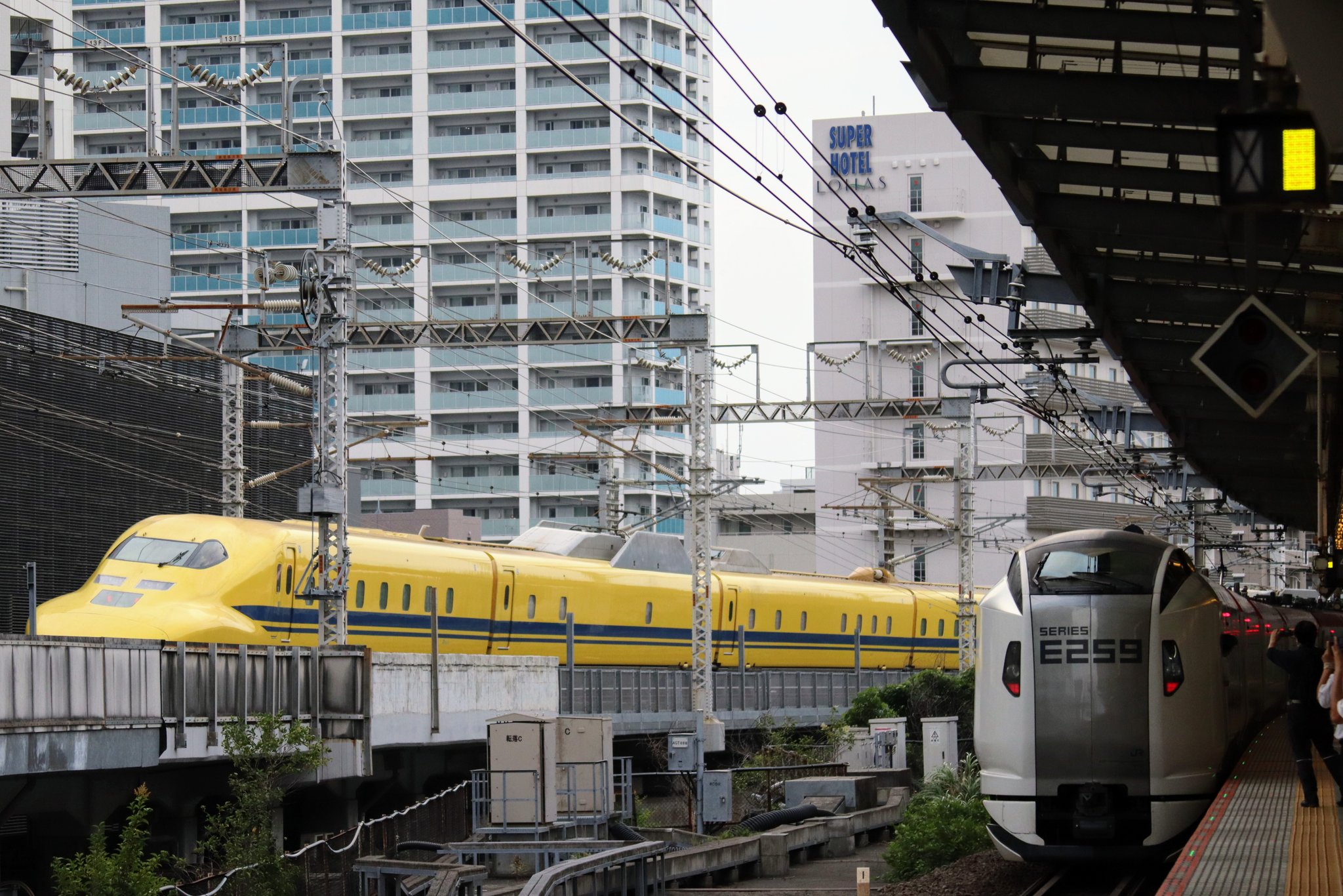 吉田 匡 on Twitter: "冷蔵庫を連想させる銀扉新デザインのE259系N'EXと、黄色ボディーのドクターイエローが、武蔵小杉で顔を合わせました。 新しい武蔵小杉の日常へとアップデート ...