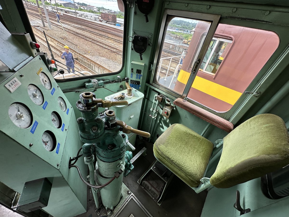とれみょう on Twitter: "ED459運転席 右端から2番目機関車です。もと東武ED5060形5070です。 名鉄住商工業の手により右運転台化等がされました。 三岐鉄道には4機の東武 ...