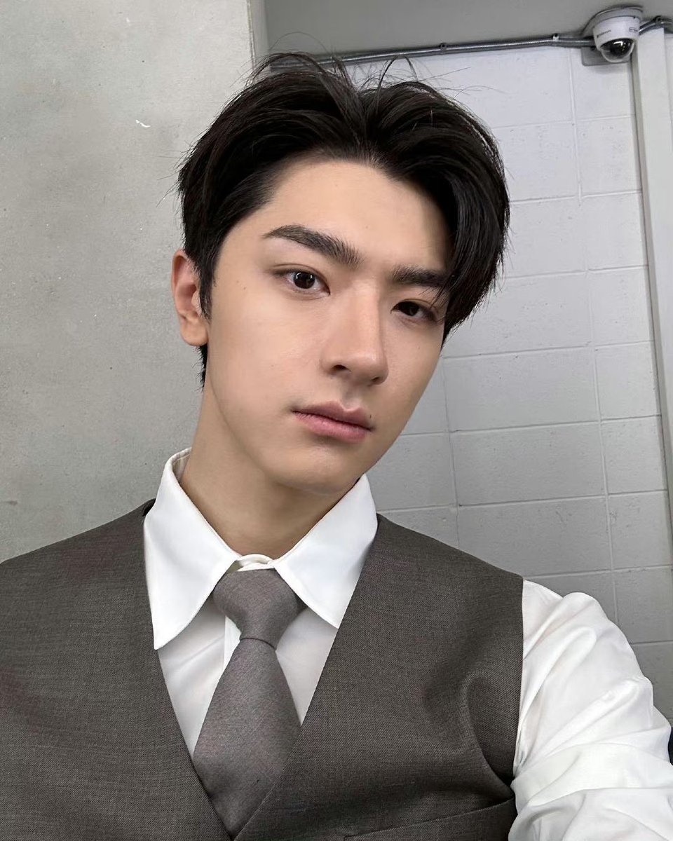 cdrama tweets on Twitter: "RT @linyiarchive: 📸 230628 Lin Yi IG Update: Big boss mode 💼👔 #林一 #LINYI"