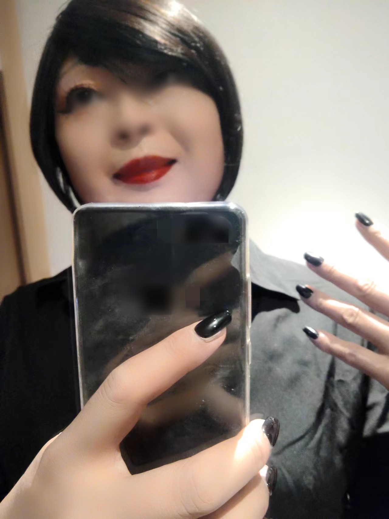 上海骚贱熟女伪娘 On Twitter 露脸了，压力山大，一下班就好想发骚，不想努力了，来几个男人，让我的艳唇变你们脚下的淫穴，今晚在春申路站街；let Me Show My Face