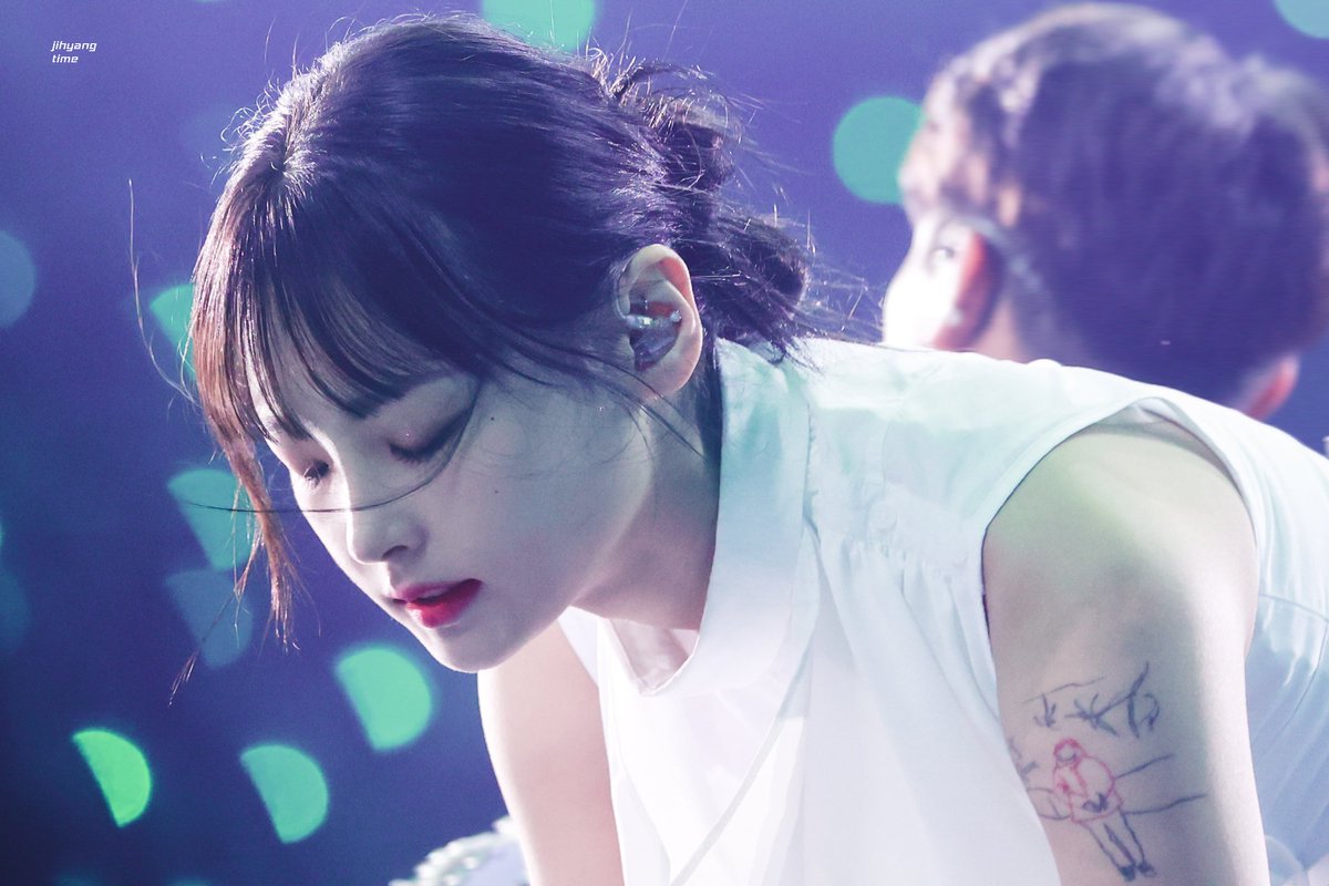 귀욤망이 on Twitter: "RT @jihyangtime: 230624. HQ [1] #김지향 #지향 #jihyang #kimjihyang"