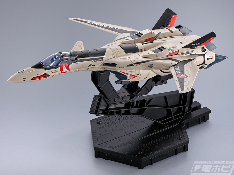 電撃ホビーウェブ on Twitter: "【昨日の話題】『マクロスプラス』イサム・ダイソンが駆る「YF-19」が #DX超合金 で再びフィギュア化！新規造形の「ピンポイントバリアパンチ ...