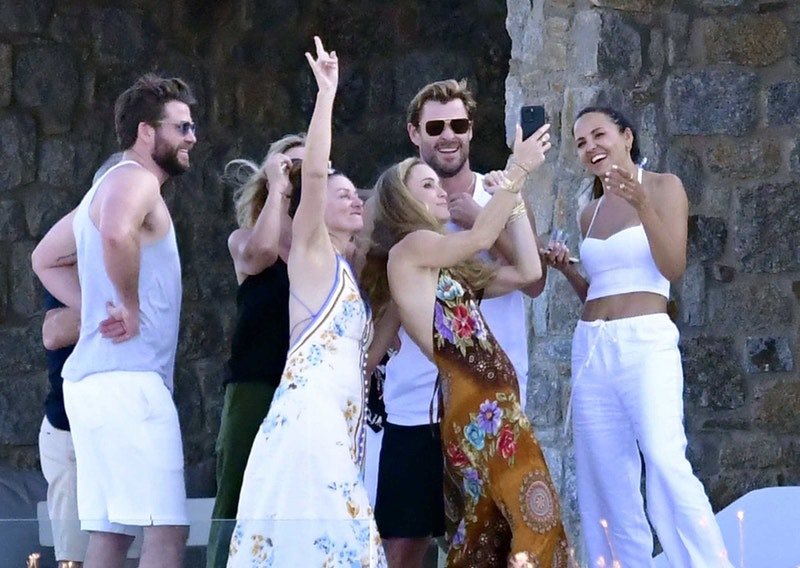Liam Hemsworth Fan On Twitter New Liamhemsworth With Brother Chrishemsworth And Friends