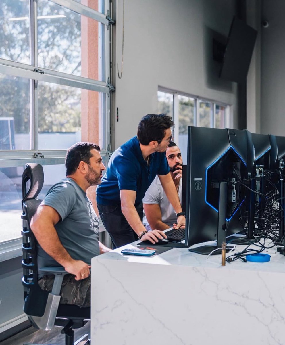 KTFT-006 여자 상사 히토미 씨의 요염한 슈트와 덩굴 테로 새틴 블라우스 ~부카케! 츠루 츠루