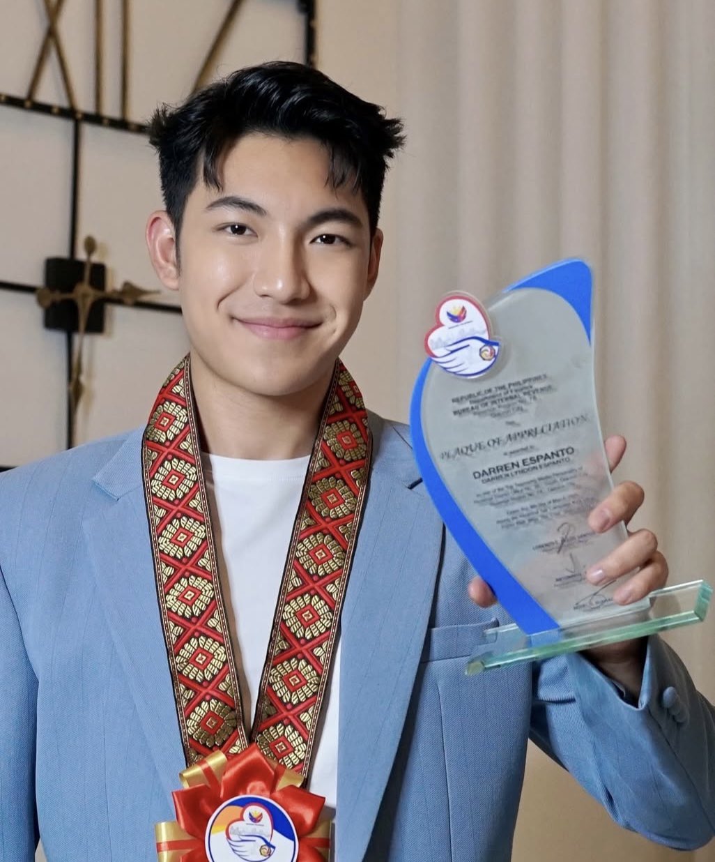 Darren Espanto Holding Paper