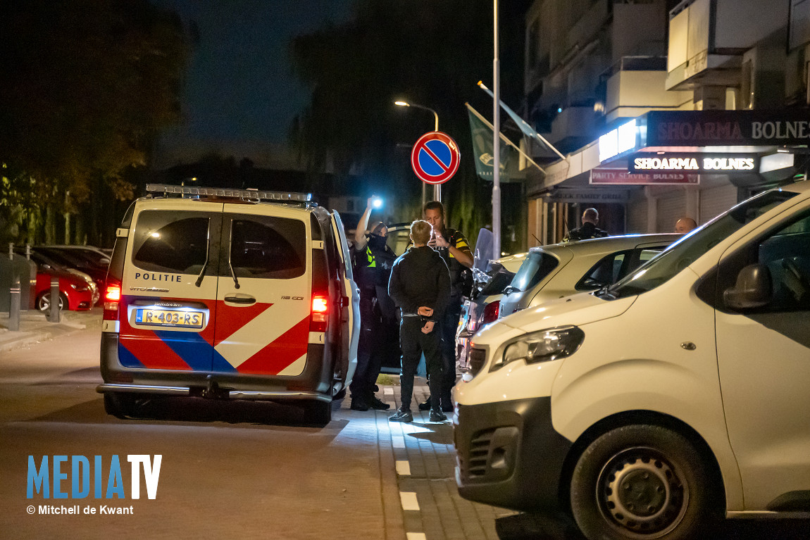 Personeel en klanten van shoarmazaak in Ridderkerk weten overvaller (15 ...