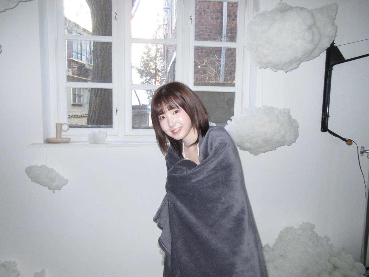 New hitomi pictures for HITOMI DAY !! #메이 #MEI > weverse post