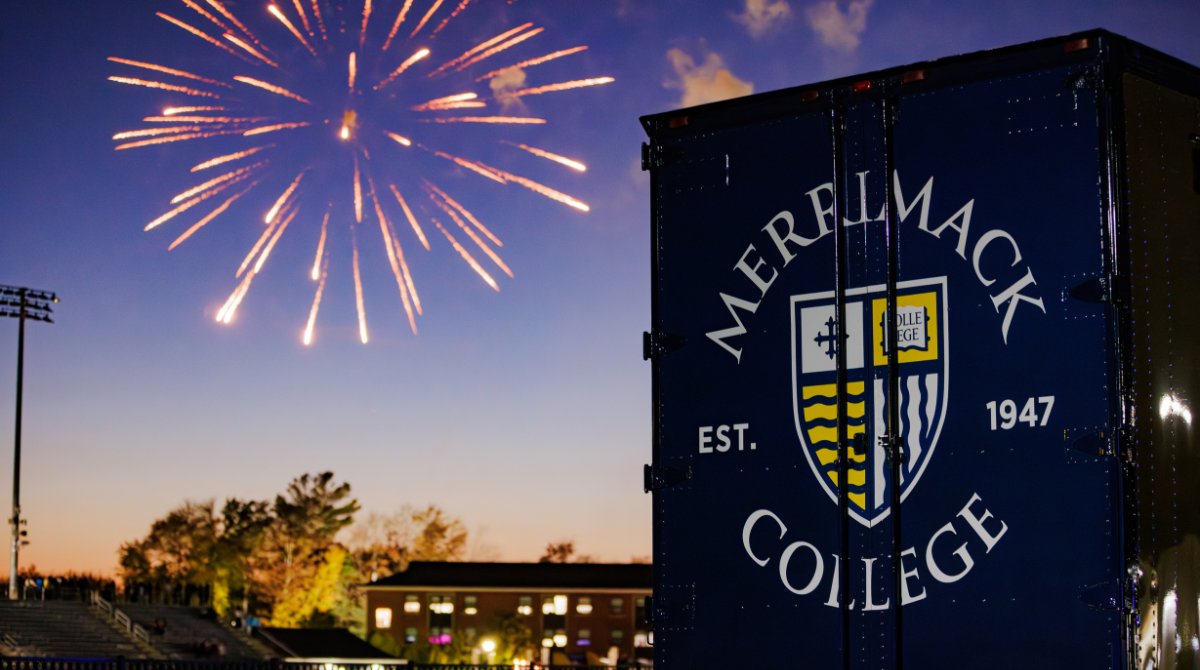 Logotipo De La Universidad Merrimack