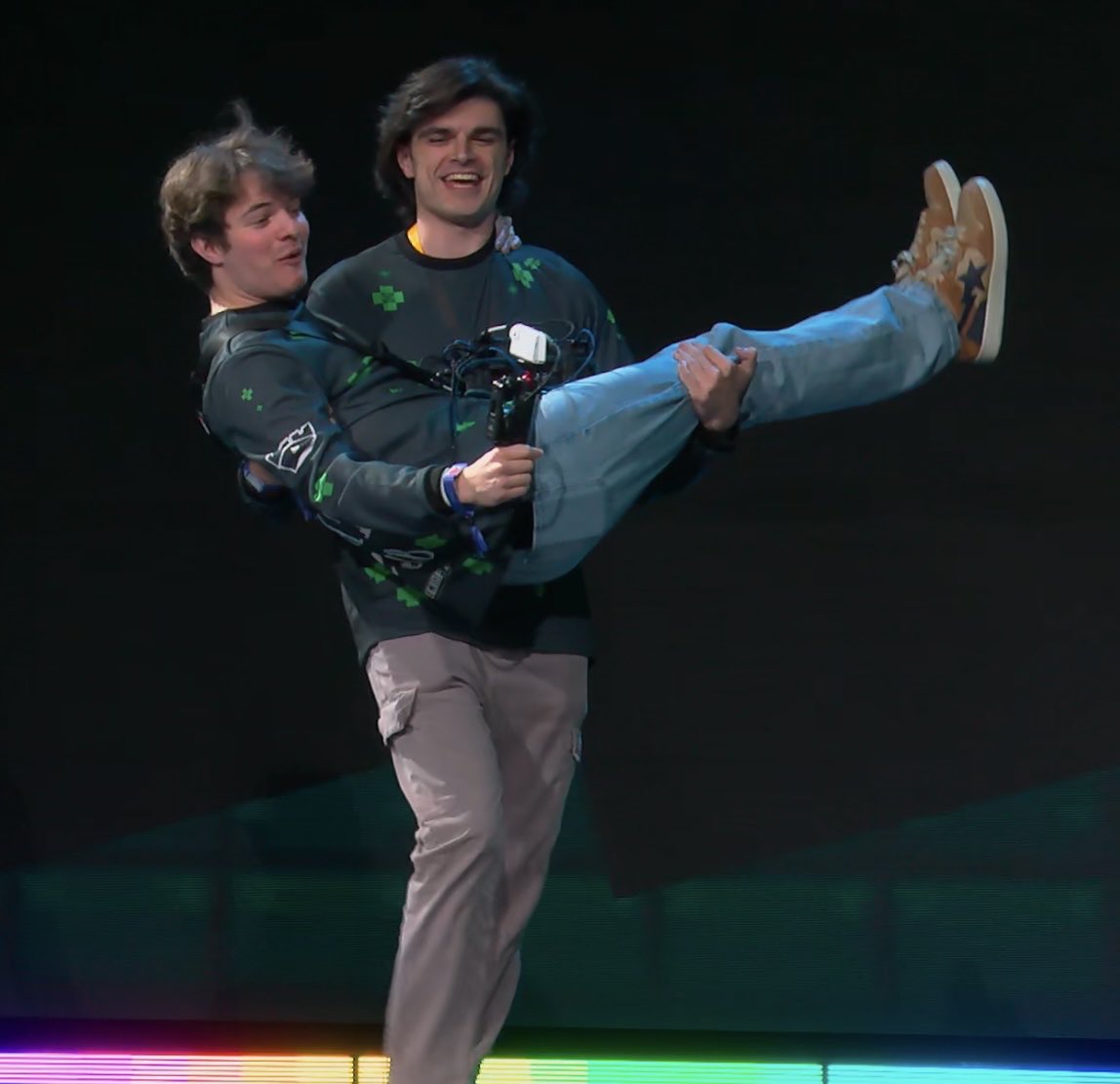 foolish carrying tubbo on stage what a throwback