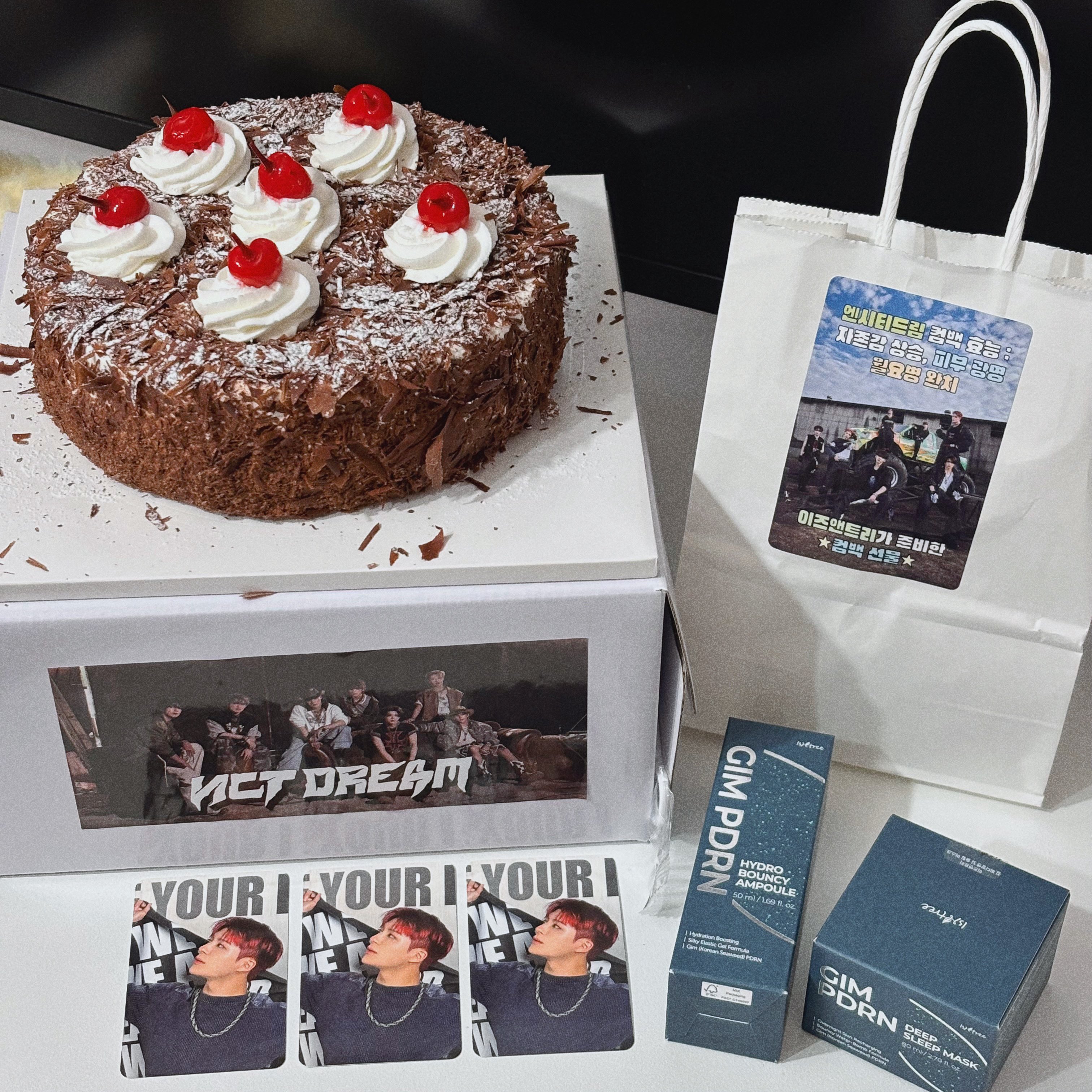 오늘자 1인 1홀케이크 역조공 돌린 남자아이돌.jpg - 인스티즈(instiz) 이슈 카테고리