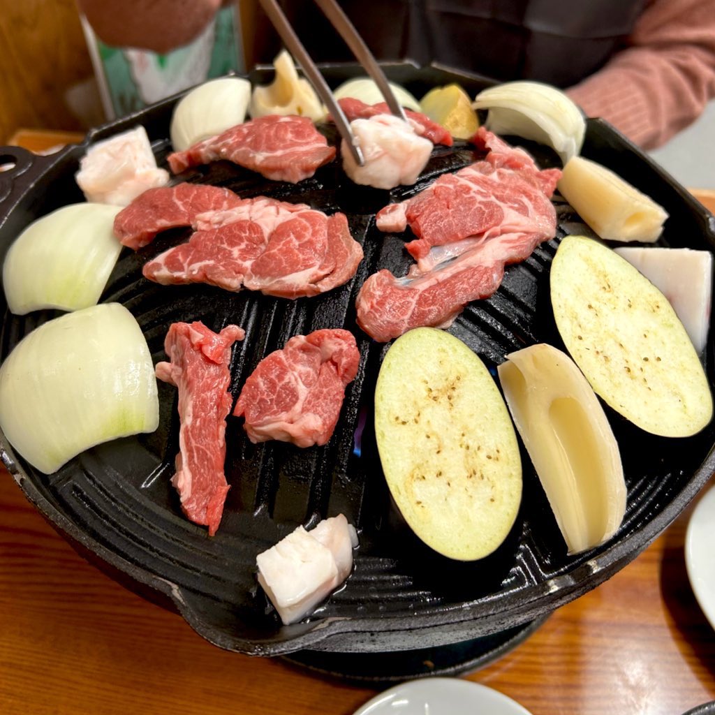 高円寺 羊はち いつも満席ですが、昨日は運良く予約無しで入れました！ ジンギスカン、肉厚で美味しかった🐑 メニューは北海道を意識したものが多く ...