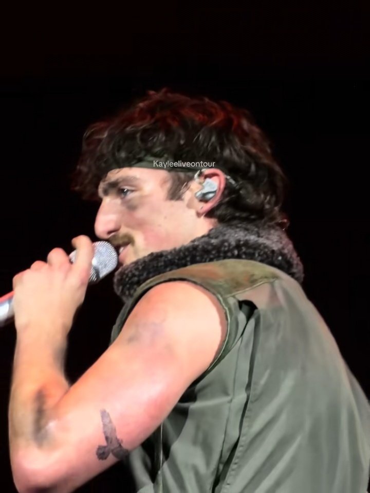 Benson Boone wows 3,500 fans with gravity-defying flips at Kennedy ...