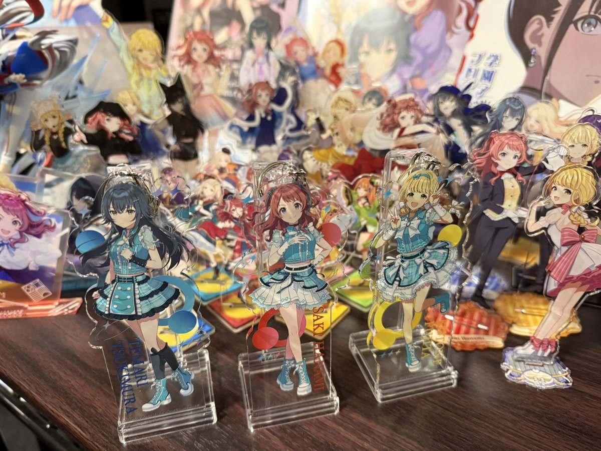 最近買って放置してた学マスのアクスタやっと開封した 明日は棚に飾ろうかな… Seriaのアクキー台座が良すぎ